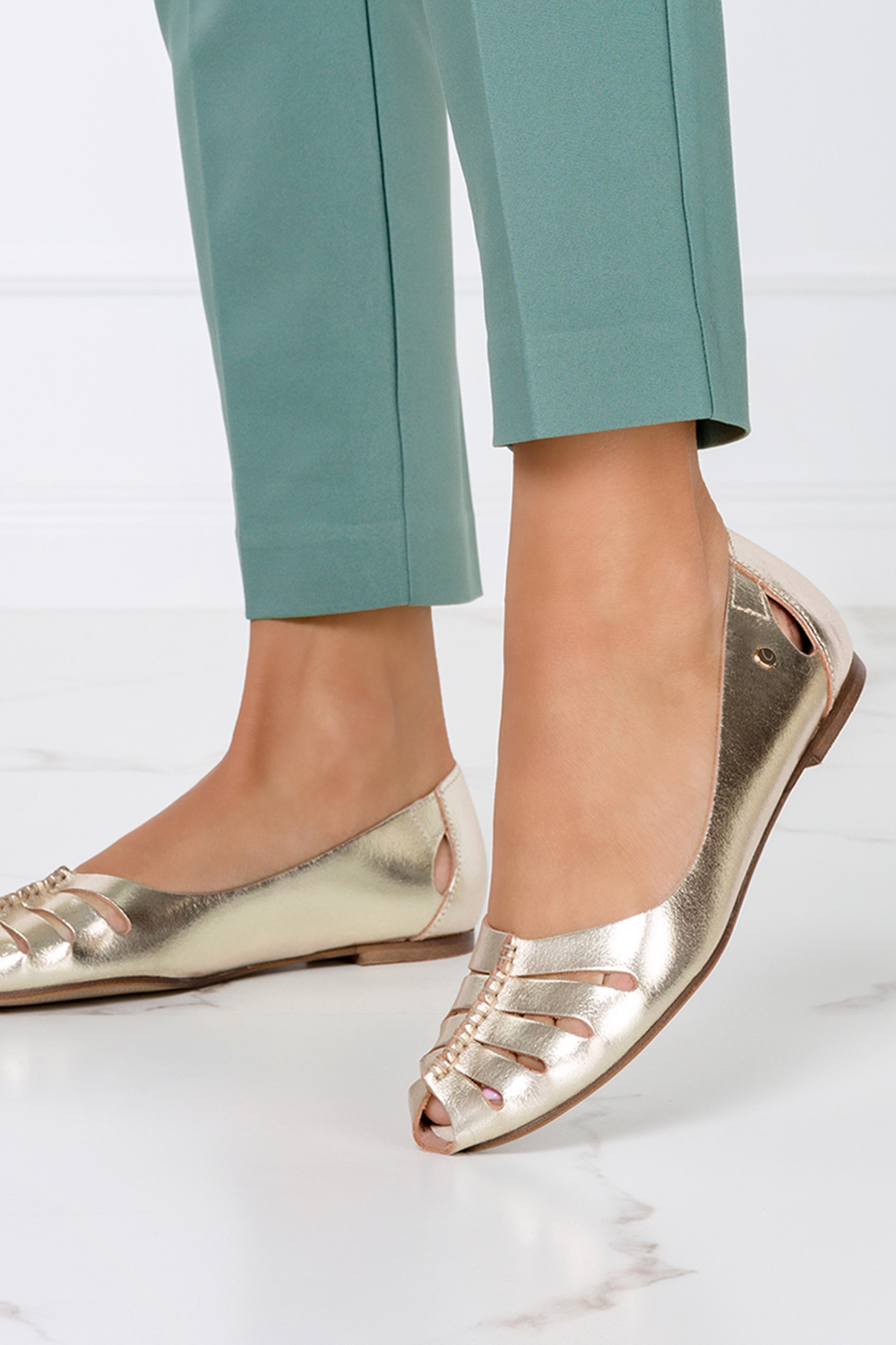 Złote baleriny skórzane damskie ażurowe błyszczące z odkrytymi palcami ...