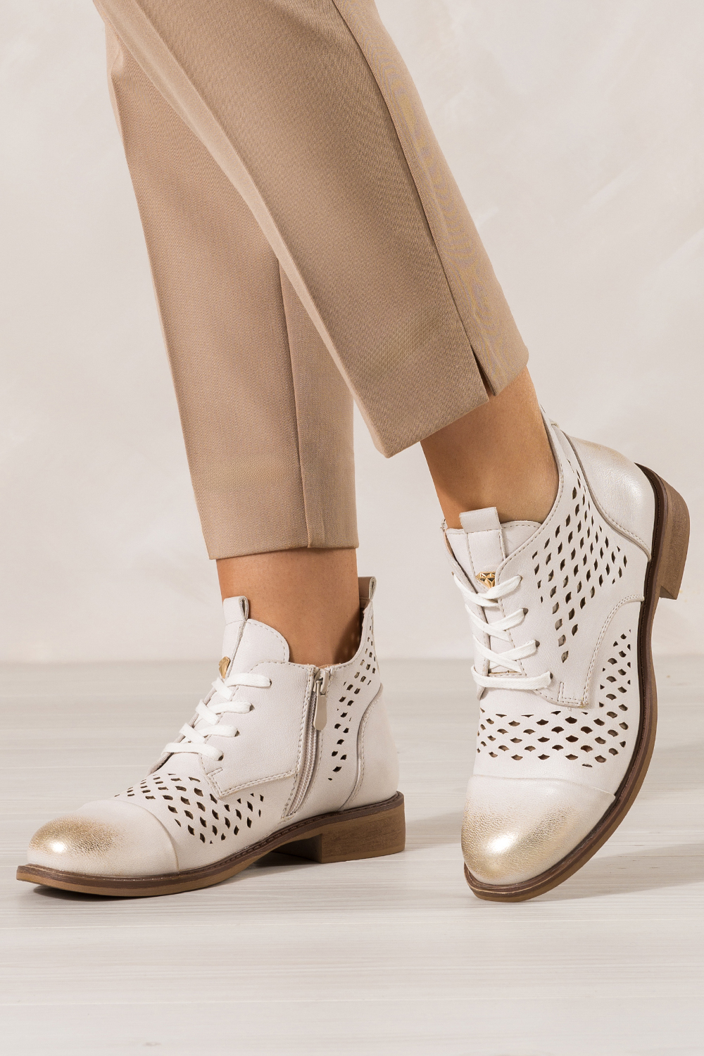 Botki ecru damskie przecierane złoto ażurowe z ozdobą sznurowane Casu JW25X14-G - sklep Casu.pl