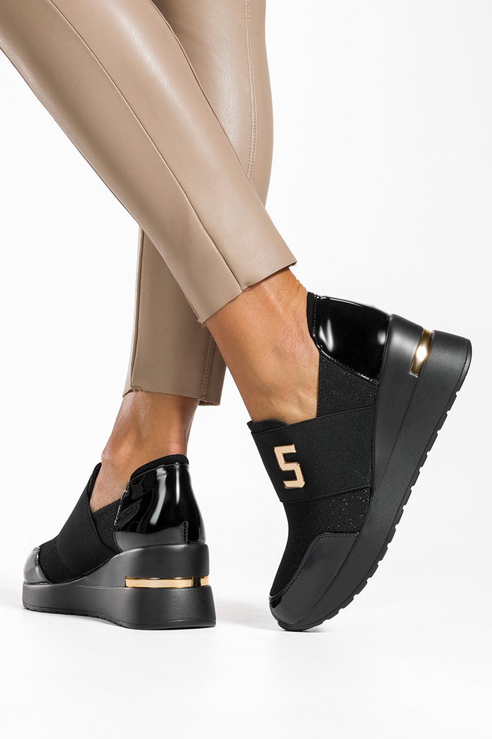 Czarne półbuty damskie sneakersy na koturnie ze złotą ozdobą Casu SA295 ...